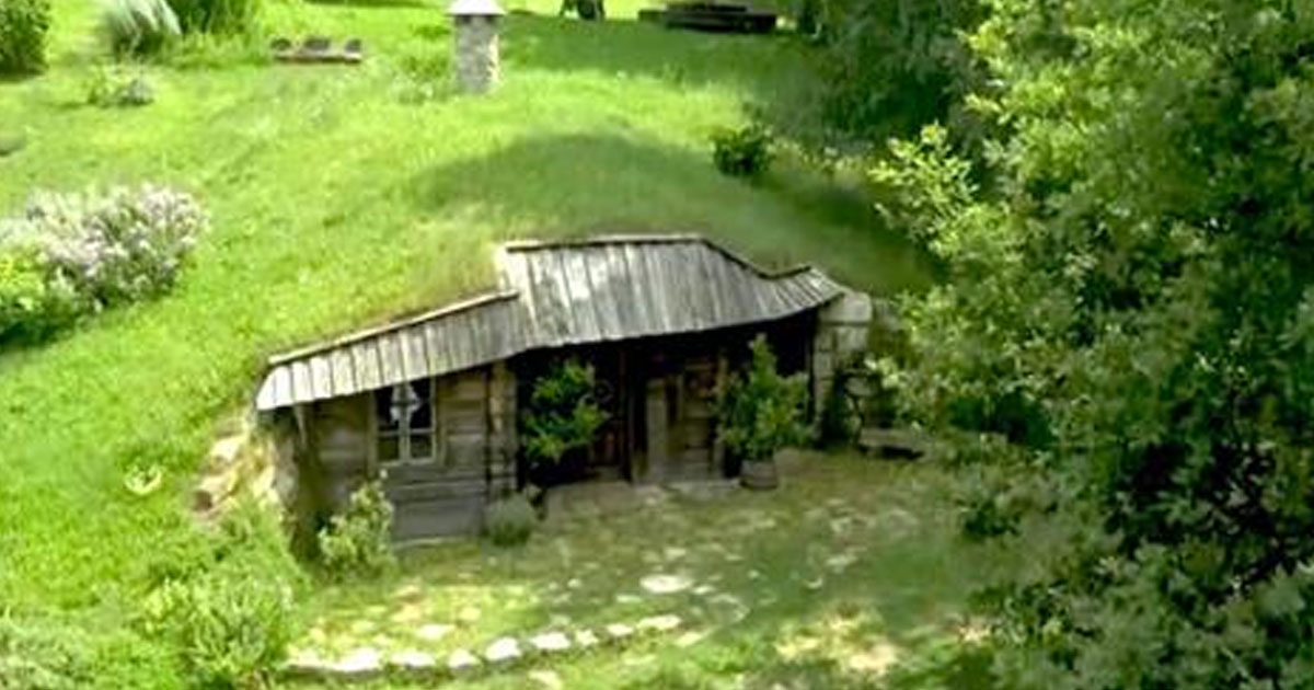It Looks Like An Ordinary Hill, But There’s An Adorable ‘Hobbit House ...